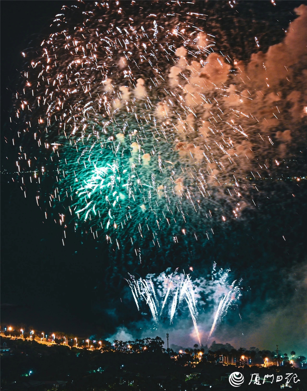 Dazzling fireworks welcome new year across China