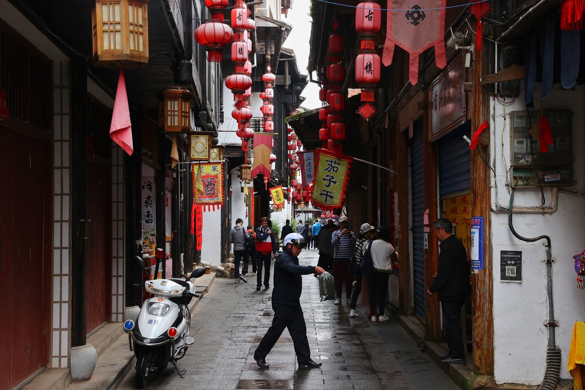 Tourism rebounds at Longhu Mountain